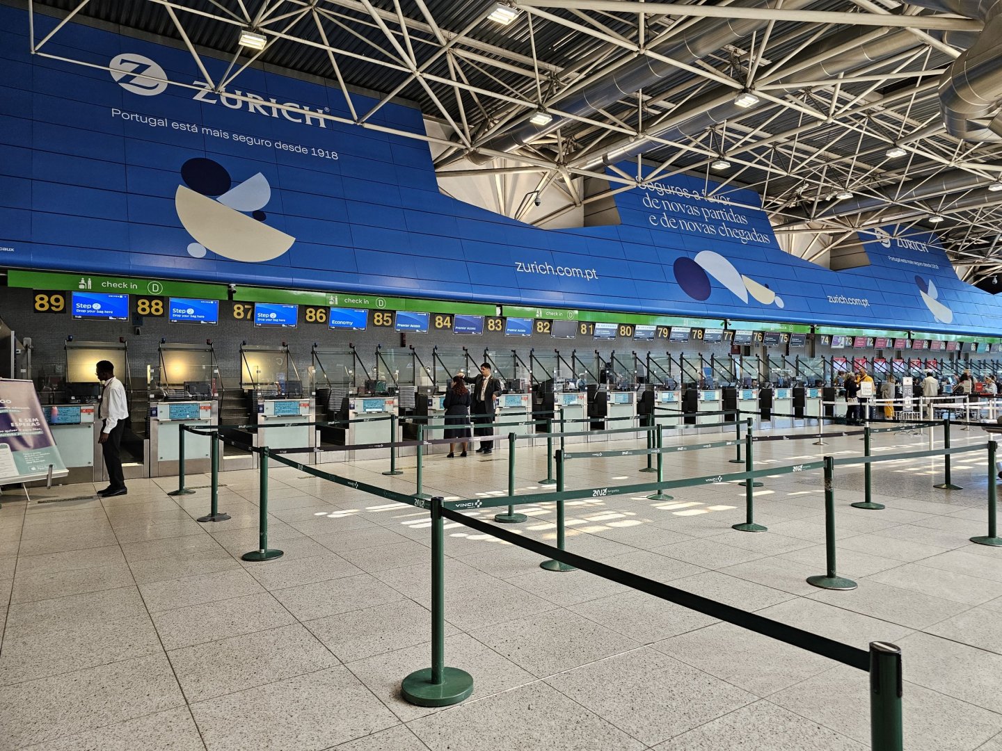 Connections and terminals at Lisbon Airport (LIS)
