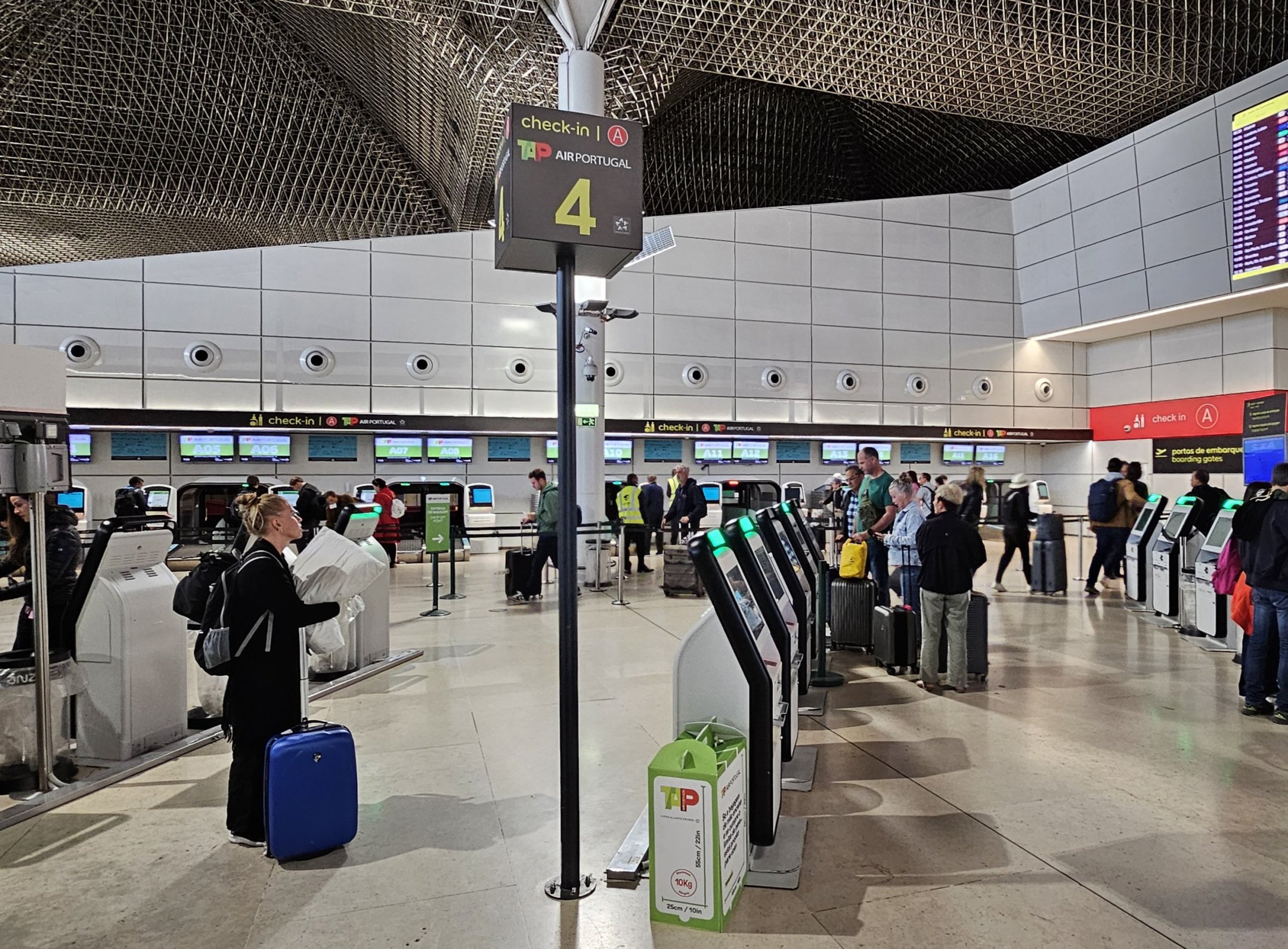 Connections and terminals at Lisbon Airport (LIS)