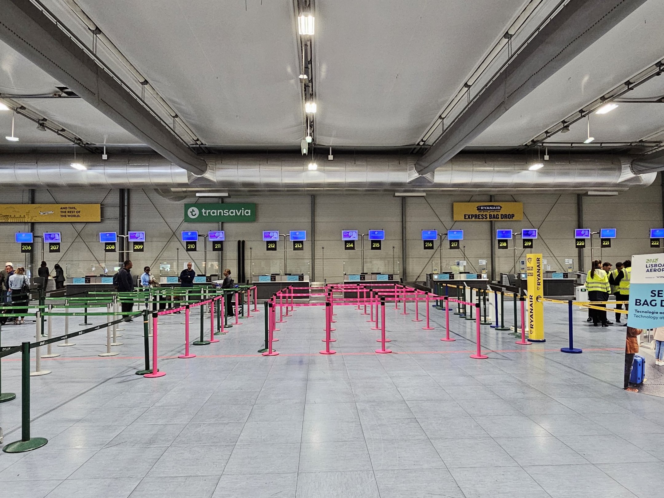 Connections and terminals at Lisbon Airport (LIS)