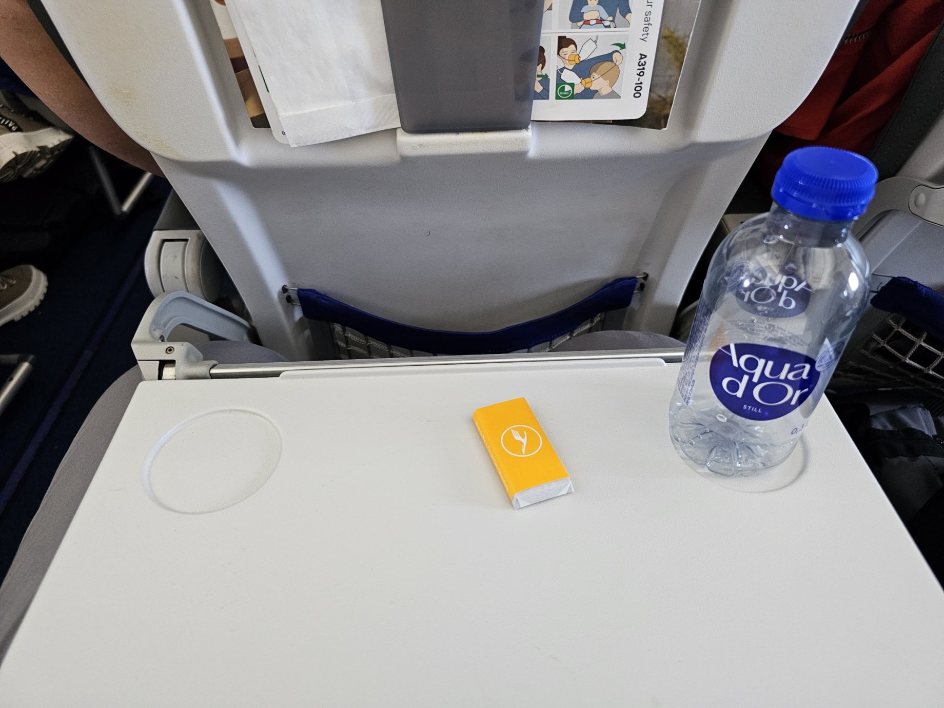 Lufthansa on board services: food, wifi, IFE