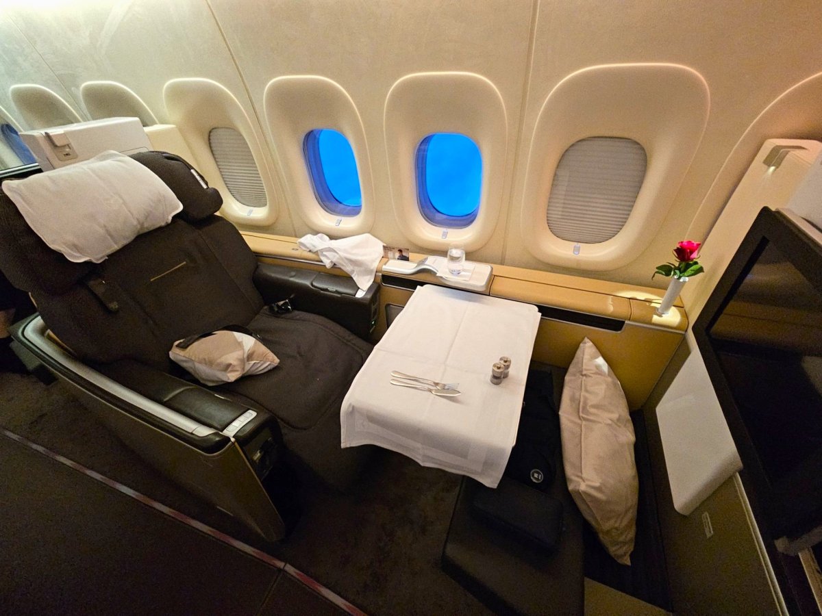Lufthansa old First Class: flight review in 747-8 (FRA-HND)
