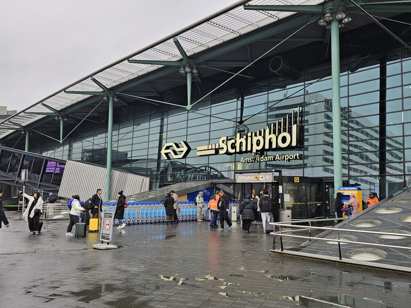 Connections at Amsterdam AMS – My Experience