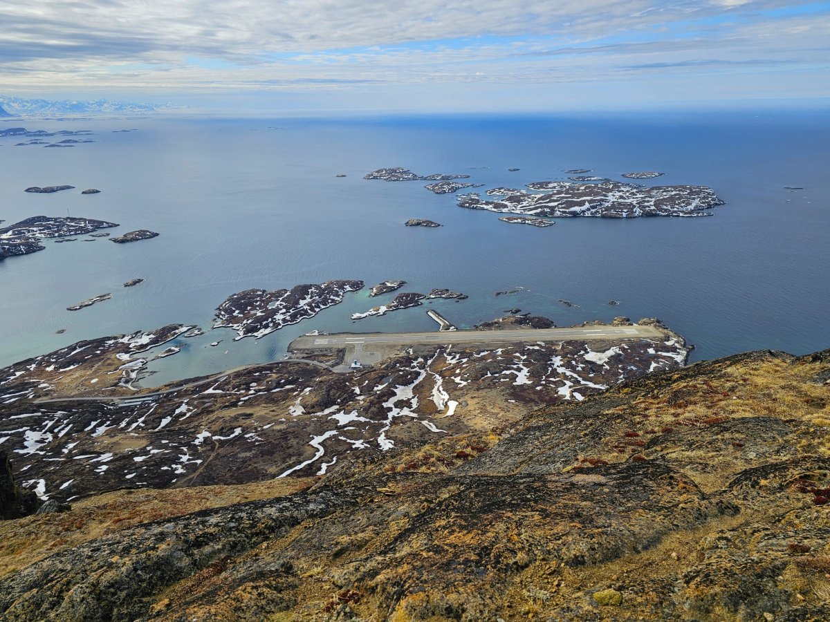 Arrivals and departures at Sisimiut Airport (JHS)
