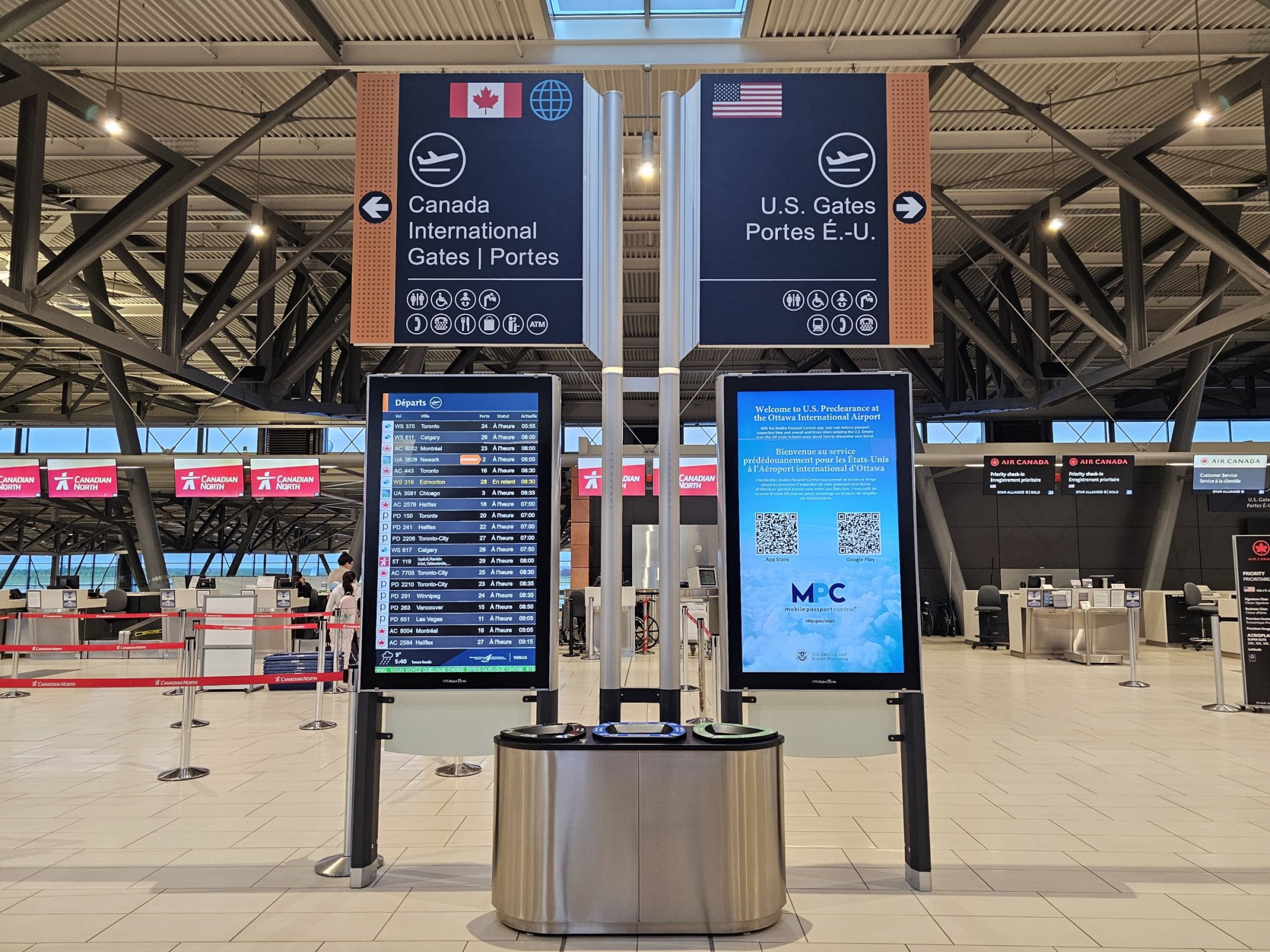 Arrivals and departures at Ottawa Airport (YOW)