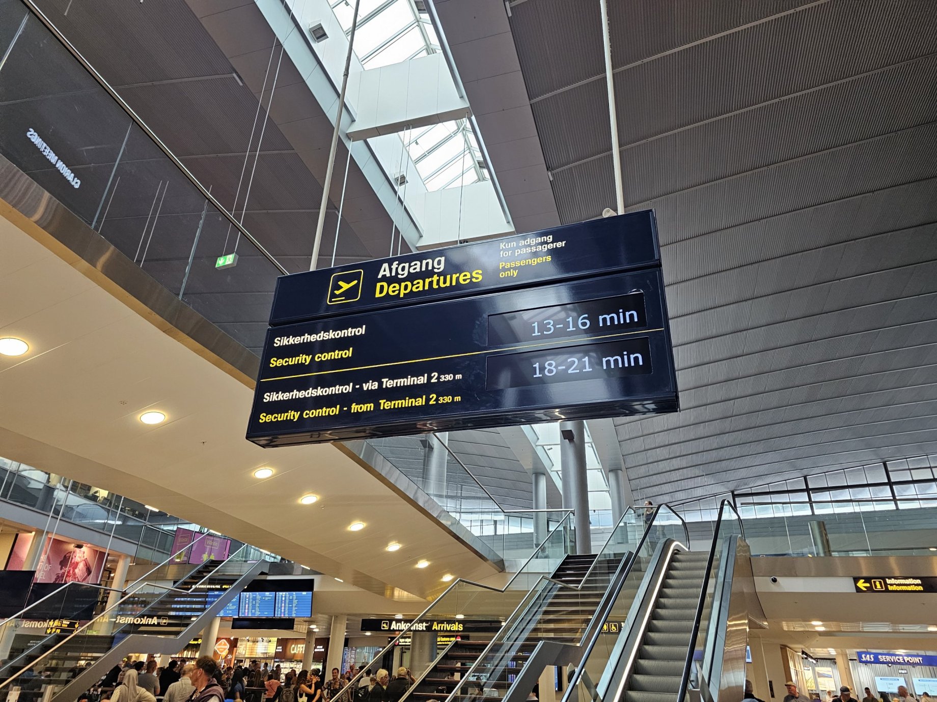 Connections and terminals at Copenhagen Airport (CPH)