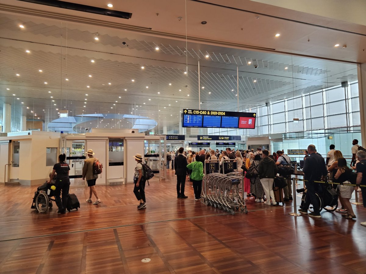 Connections and terminals at Copenhagen Airport (CPH)